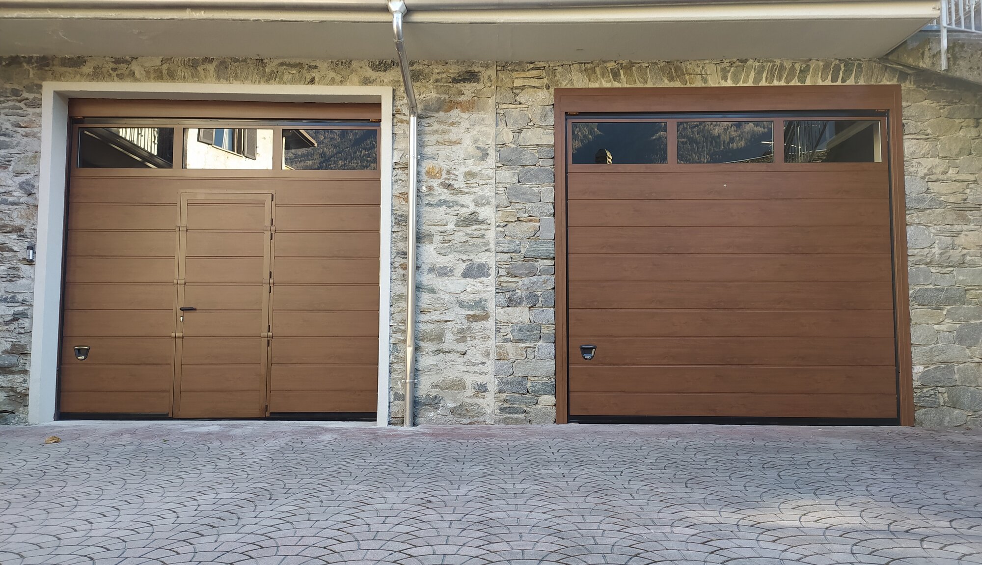 Portoni sezionali da garage con sezioni finestrate e oblò | BBG S.r.l.